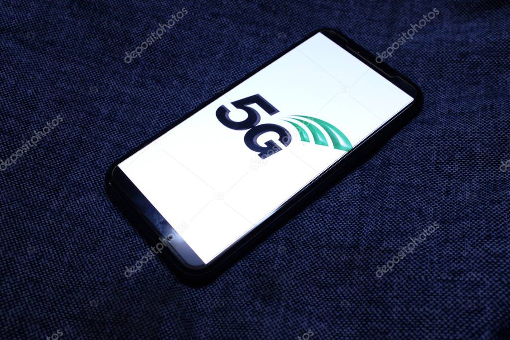 Nuevo teléfono inteligente con el logotipo 5G. 5G es el acrónimo ...