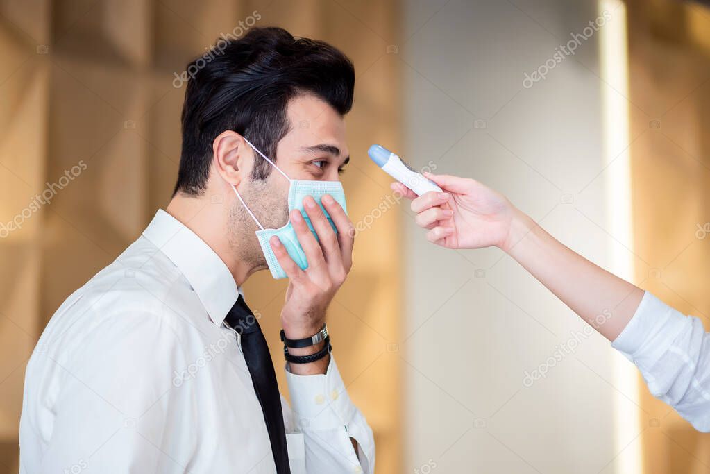 Fiebre de Verificación del Operador por Termómetro Digital Visitante en ...