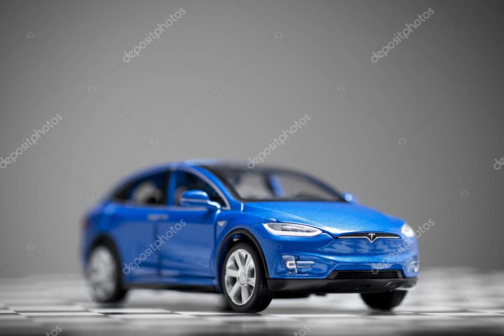 Vista frontal de un coche Tesla Model x 90D modelo de juguete azul con ...