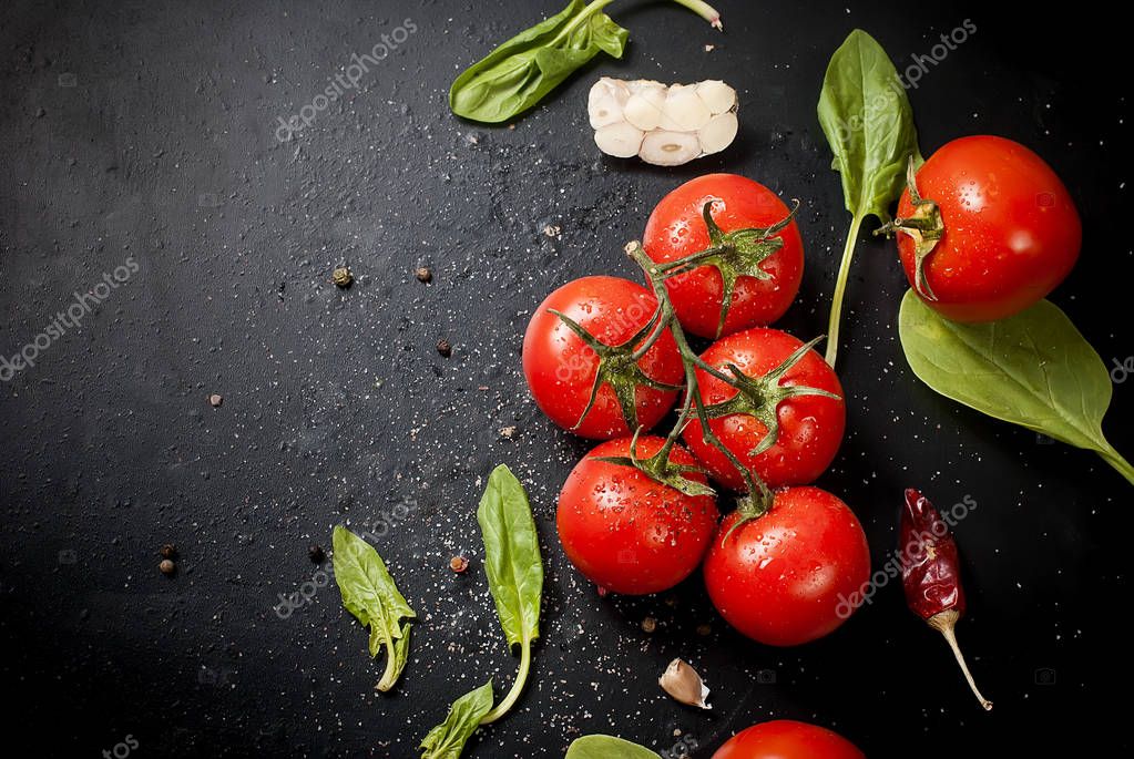 Negro mesa rústica con rama de tomates y hierbas, top vie 2024