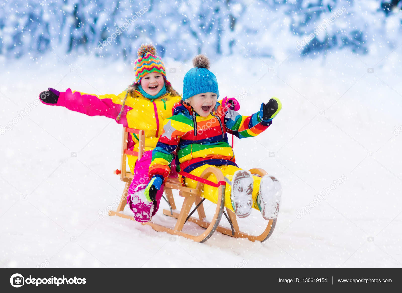 Los niños jugar en la nieve. Paseo en trineo invierno para niños ...