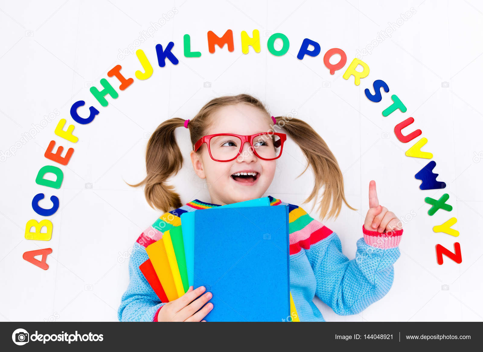 Aprendizaje infantil letras de alfabeto y lectura: fotografía de stock ...