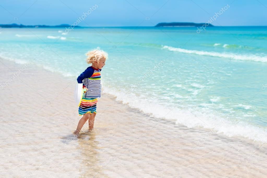 Child on tropical beach. Sea vacation with kids. — Стоковое фото ...