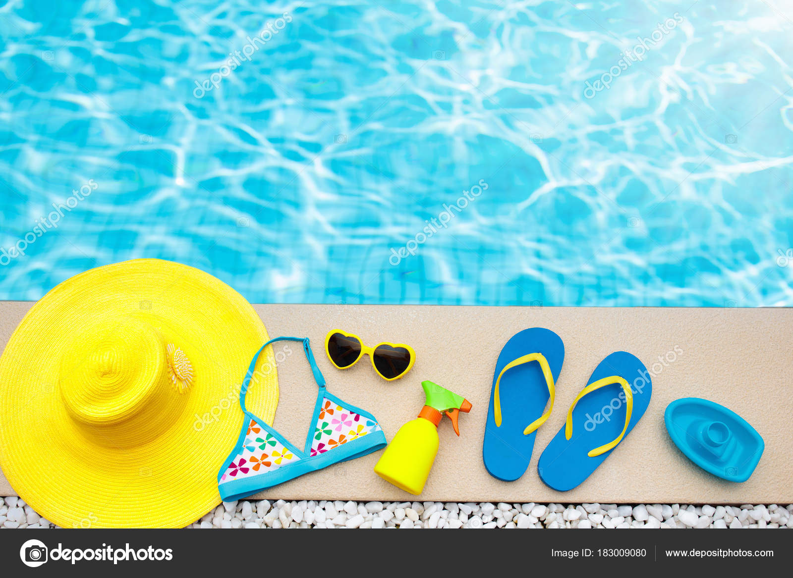 Pool and beach items flat lay. Summer vacation. — Stock Photo ...
