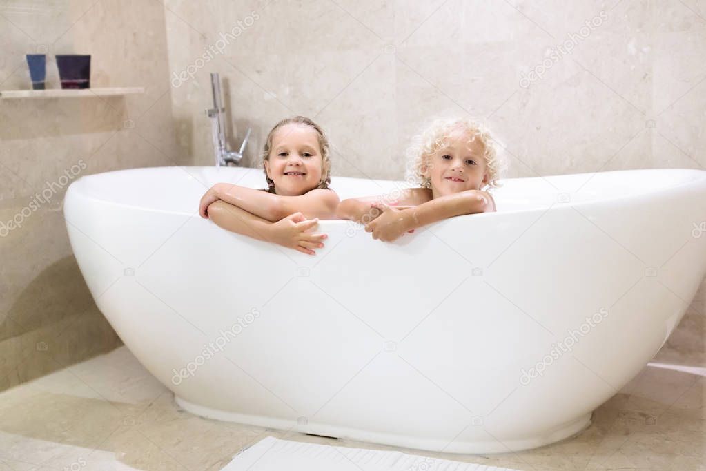 Kids in bath. Children bathing. Family bathroom. — Stock Photo ...