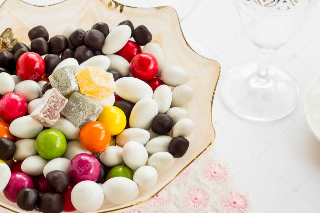 Delicias y dulces turcos tradicionales en la superficie blanca con el ...