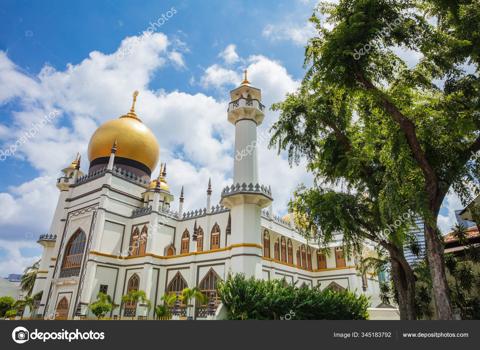 Masjid Sultan Mosque in Kampong Glam is a national monument. — Stock Photo © Cloud7Days #345183792
