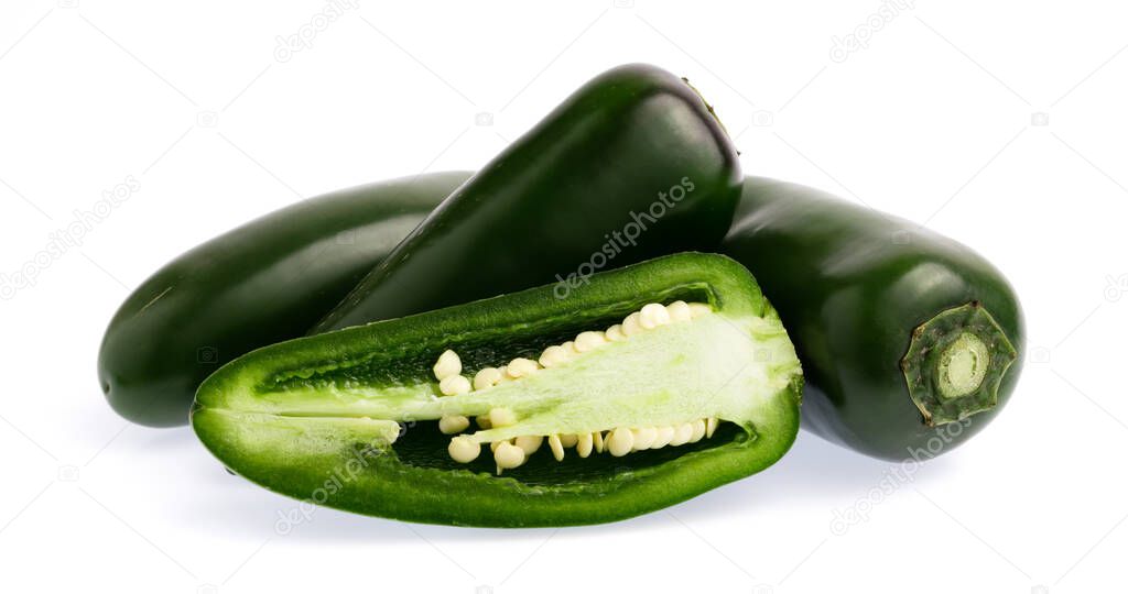 rebanada de chile aislado sobre un fondo blanco 2023