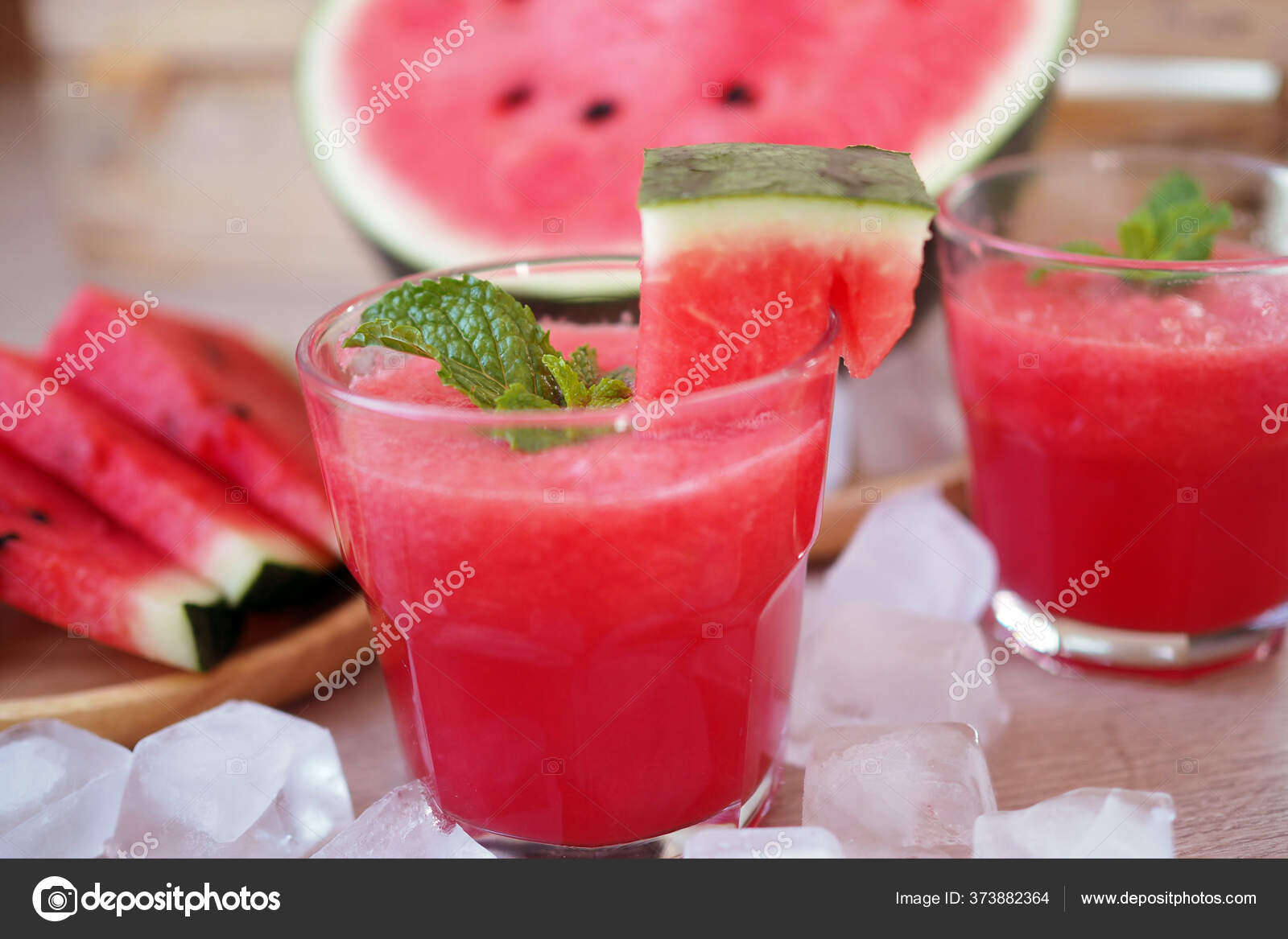 Download - Cold watermelon juice and sliced watermelon — Stock Image