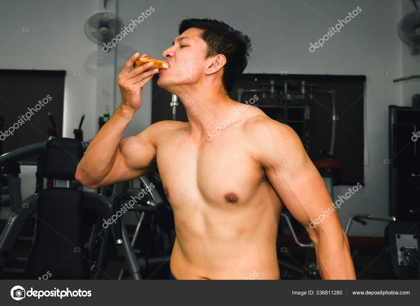 Asian man has muscle Eating pizza and lifting dumbbell — Stock Photo ...