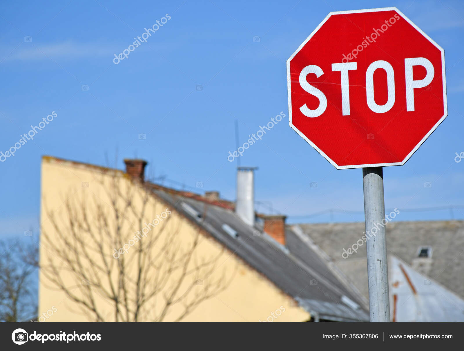 Señal Stop Contra Cielo Azul Frente Edificio — Foto de stock #355367806 ...