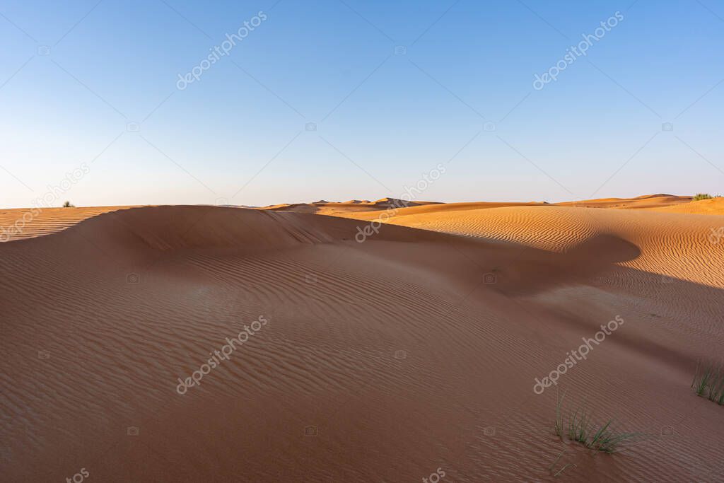 Paisajes escénicos en el desierto de Dubai en un día soleado 2022