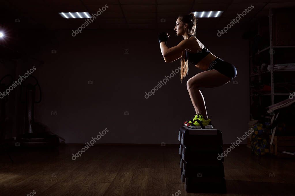 Ajuste mujer joven haciendo un ejercicio de salto paso. Musculosa mujer ...