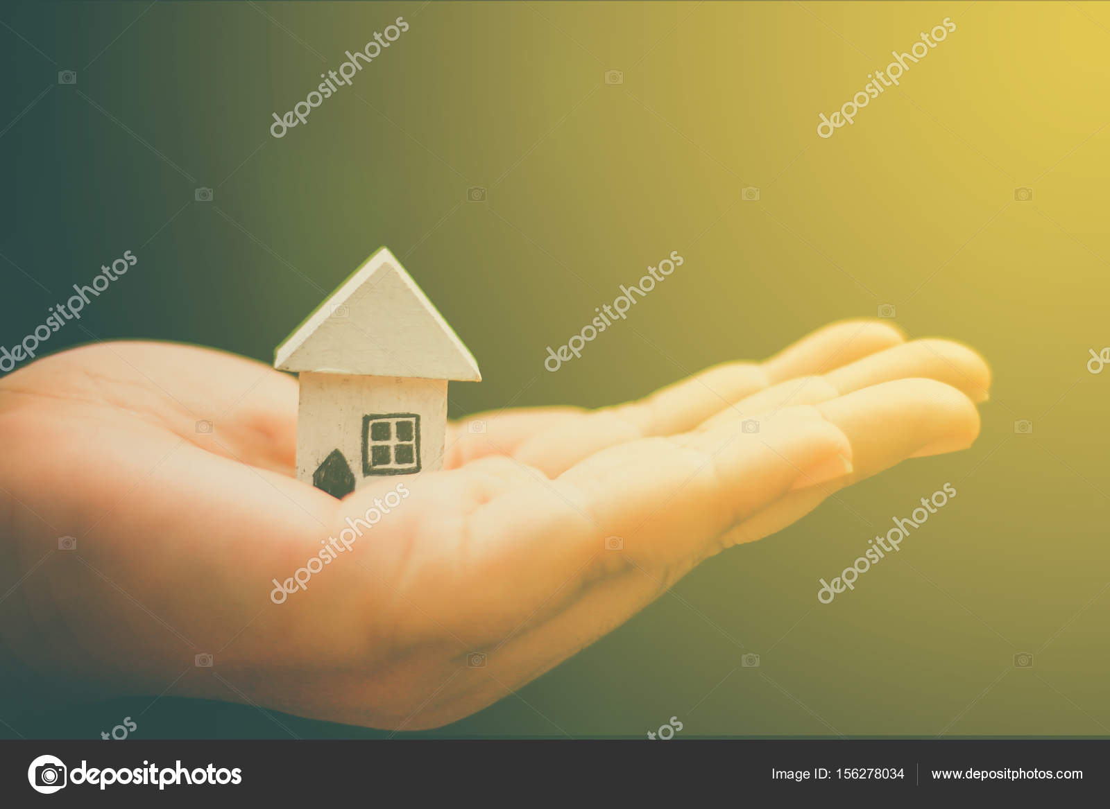Hand holhand hold home modeld home model — Stock Photo © thawornnulove ...