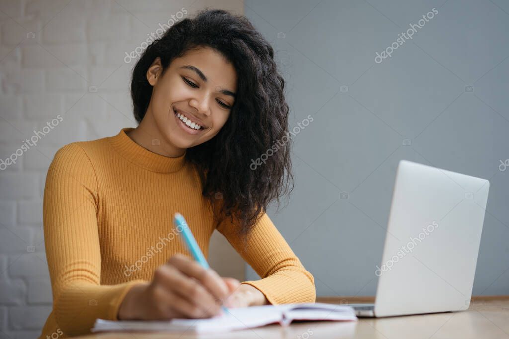 Estudiante estudiando en la biblioteca. Concepto educativo. Mujer de negocios afroamericana ...