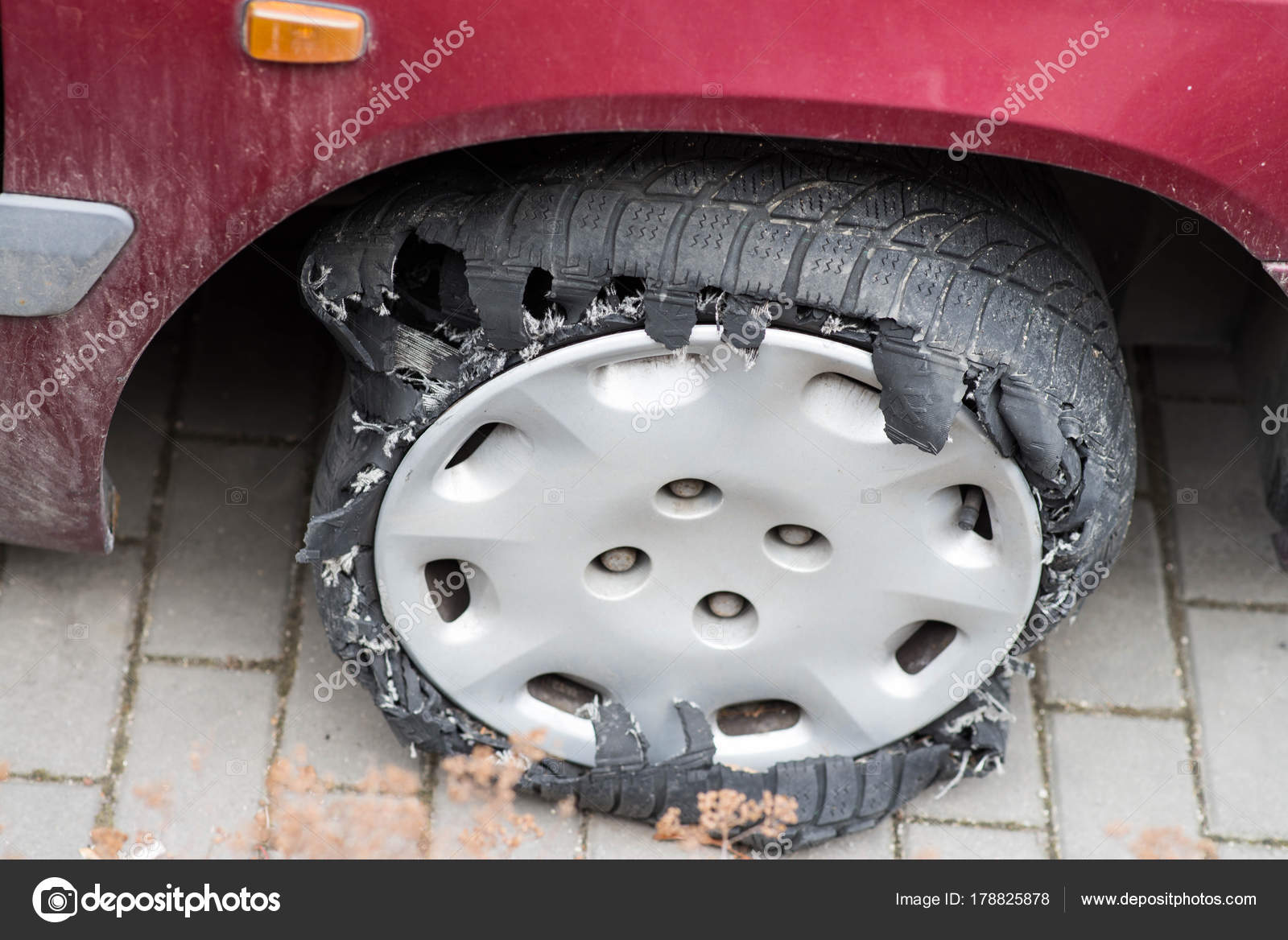 Neumático del coche completamente dañado después de la fuga y seguir ...