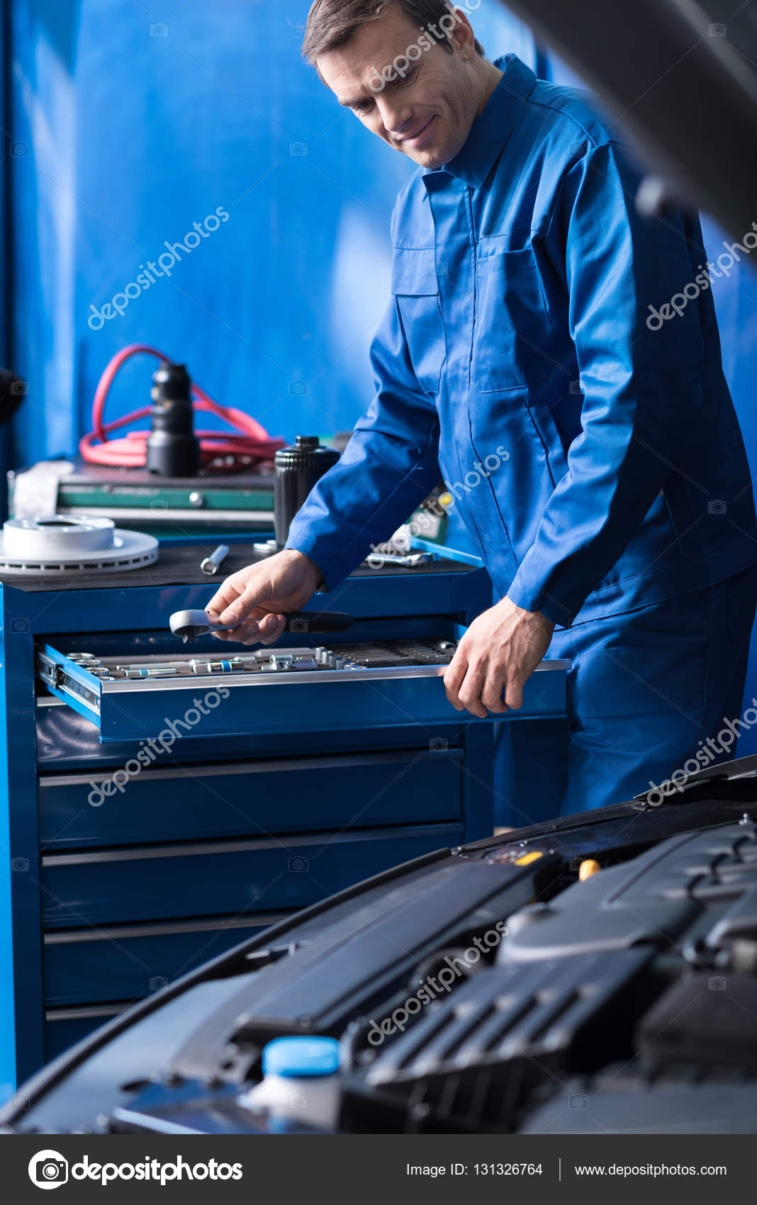 Professional mechanic working in auto service center — Stock Photo ...