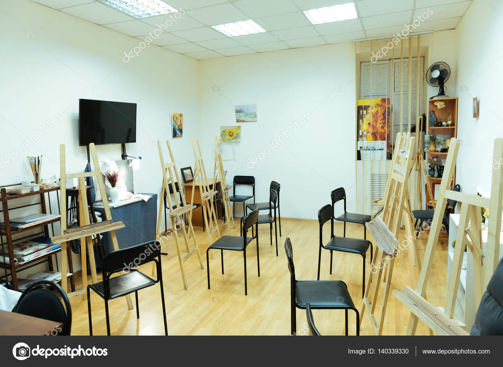Spacious painting class with professional equipment — Stock Photo ...