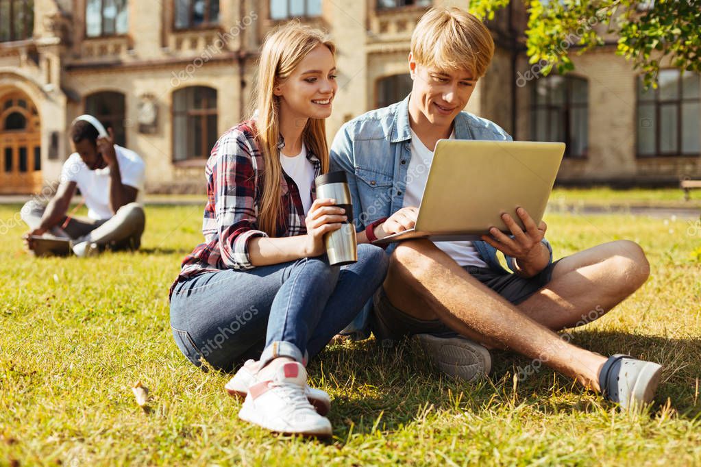 Dos estudiantes comprometidos estudiando para la final juntos 2024