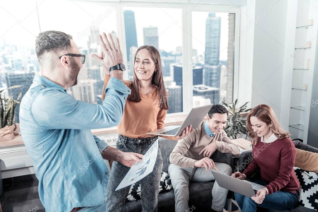 Trabajadores felices satisfechos divirtiéndose y de pie en la ...