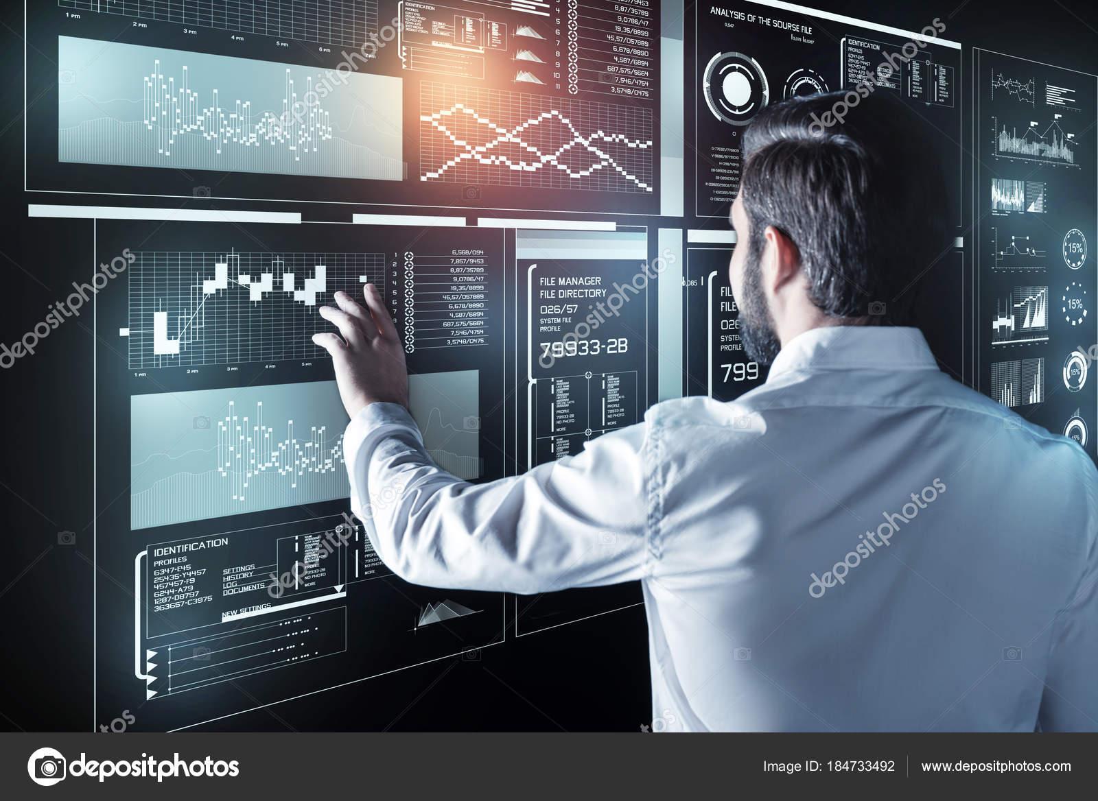 Programador tranquilo tocando una pantalla futurista mientras está en ... Programador tranquilo tocando una pantalla futurista mientras está en ...