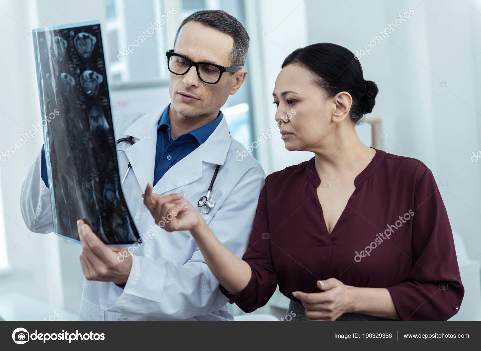 Professional neurologist showing a brain san to his patient — Stock ...