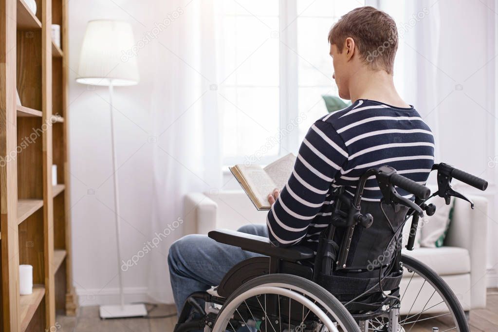 Joven atento inválido mirando hacia abajo 2022