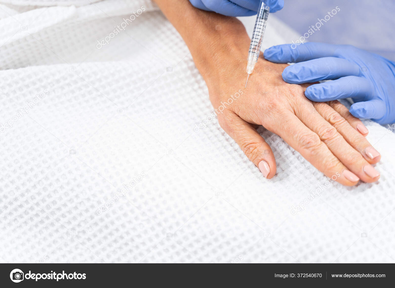 Mujer recibiendo una inyección subcutánea en un salón de spa — Foto de ...