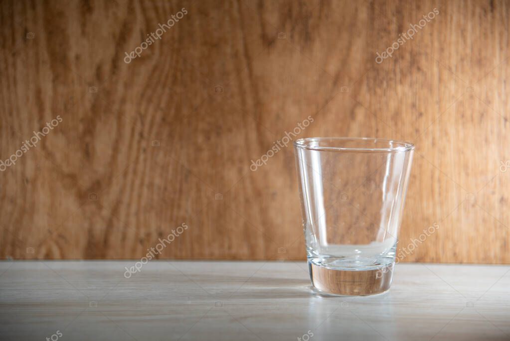 Vidrio. Objetos para beber líquidos como agua y cerveza. Utensilios ...