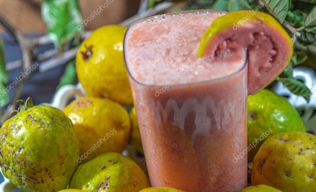 Cesta de mimbre con limón Limón cítrico. Citrus latifolia. Cítricos ...