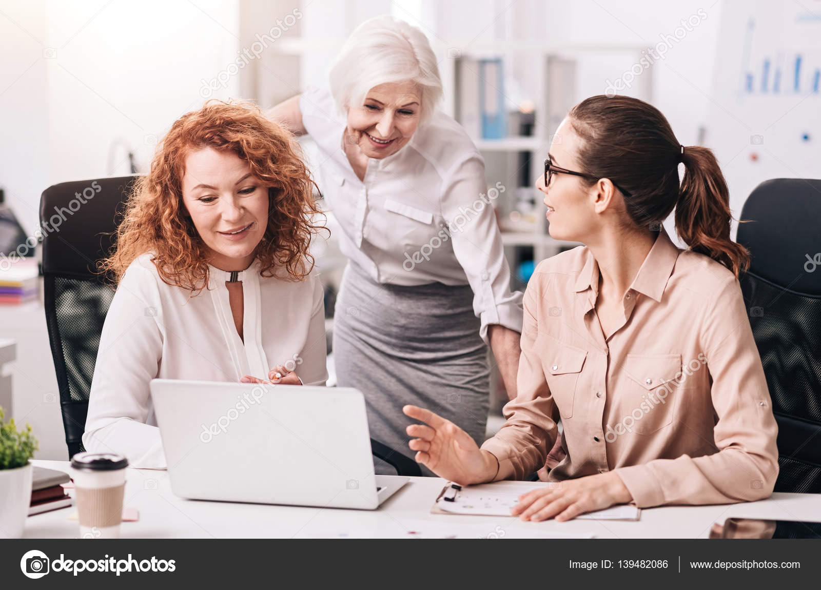 Gut gelaunte Kollegen mit modernen Geräten im Büro – Stockfoto © Dmyrto ...
