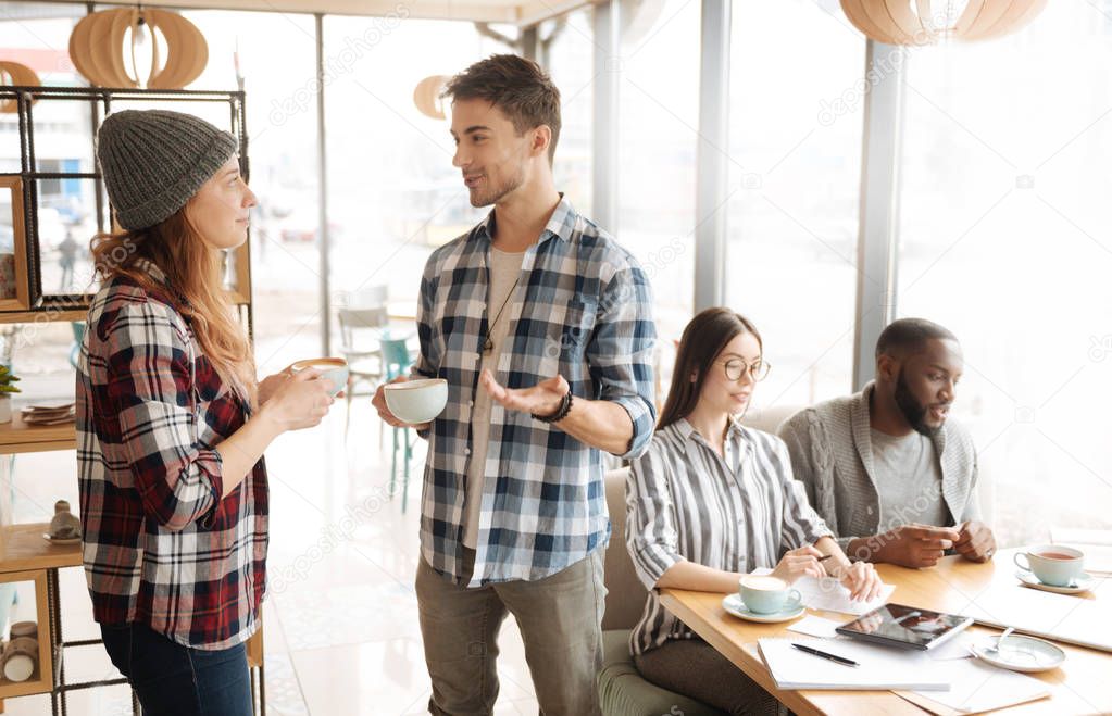 Buen chico y chica teniendo conversación en el café 2023