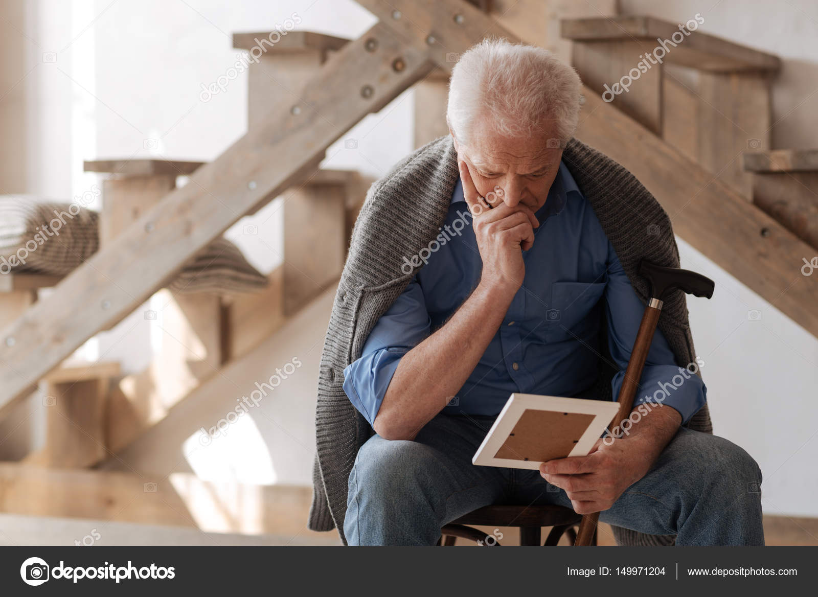 Pensativo buen hombre extrañando a su esposa: fotografía de stock ...