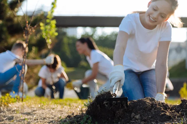 Personas plantando árboles fotos de stock, imágenes de Personas ...