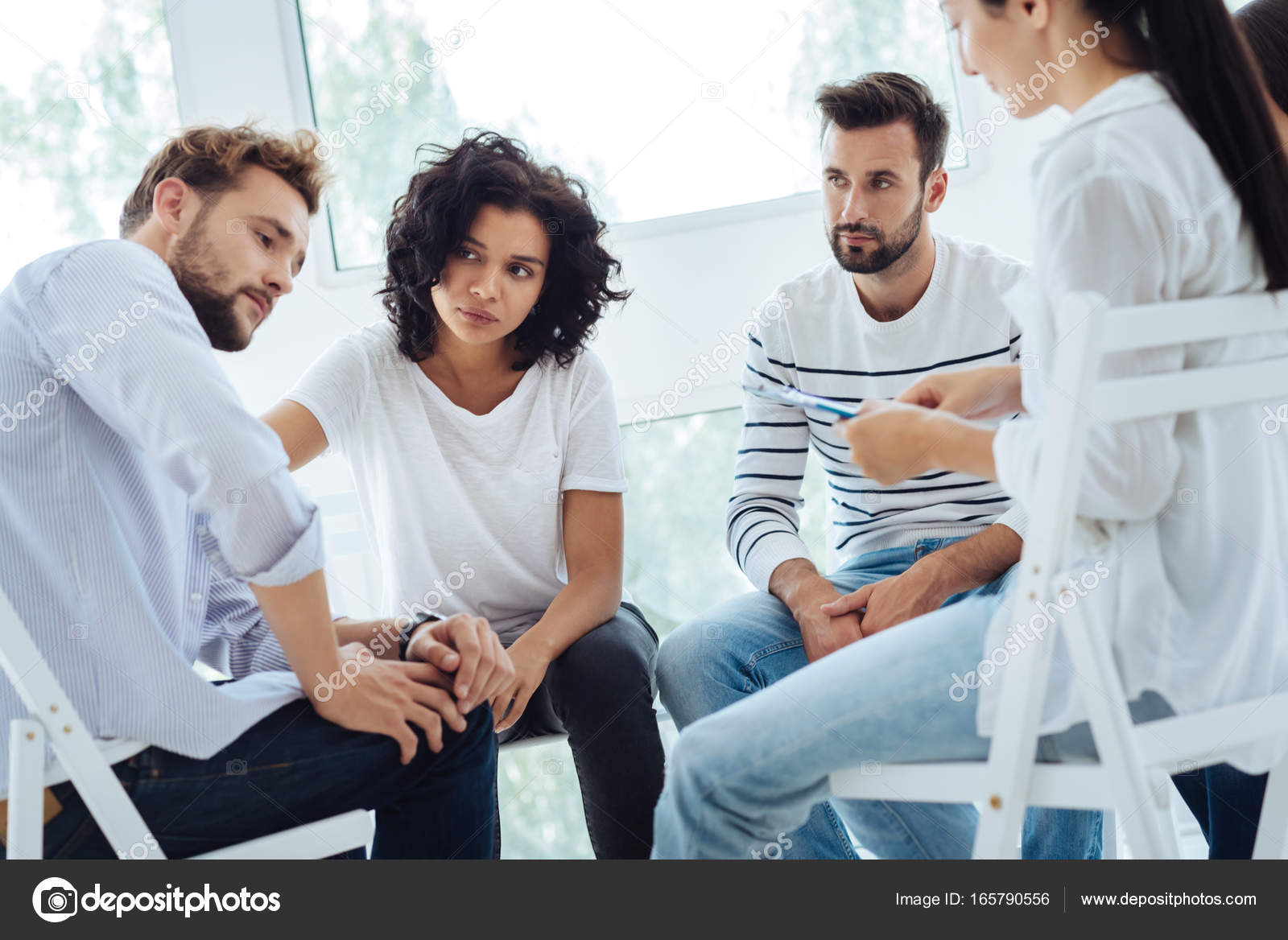 Pessoas infelizes e sem alegria tendo uma sessão de grupo — Foto ...
