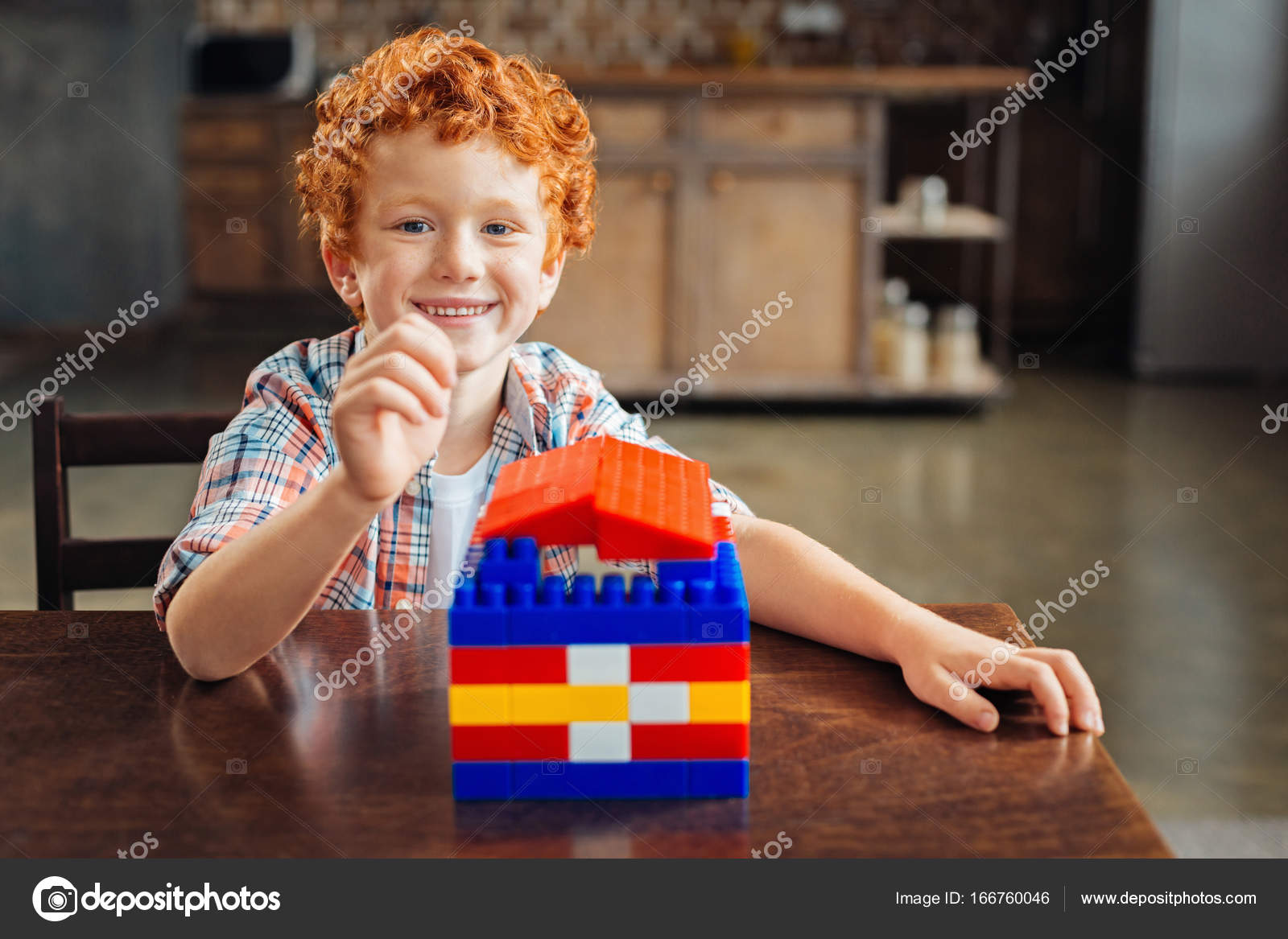 Emocionado pelirrojo niño sonriendo ampliamente en la cámara — Foto de ...