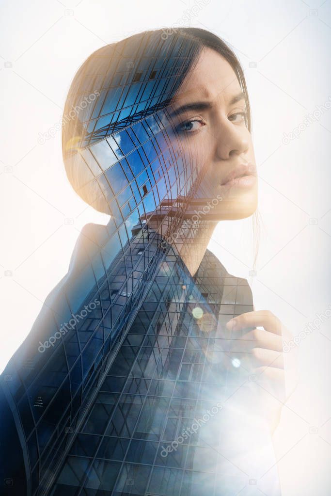 Persona seria que parece estricta mientras frunce el ceño 2024