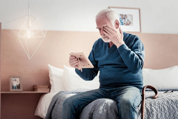 Fotos de Homem velho chorando, Imagens de Homem velho chorando sem ...