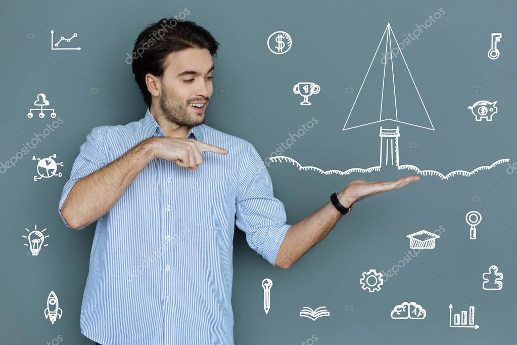 Ingeniero creativo sonriendo mientras habla de su increíble idea 2024