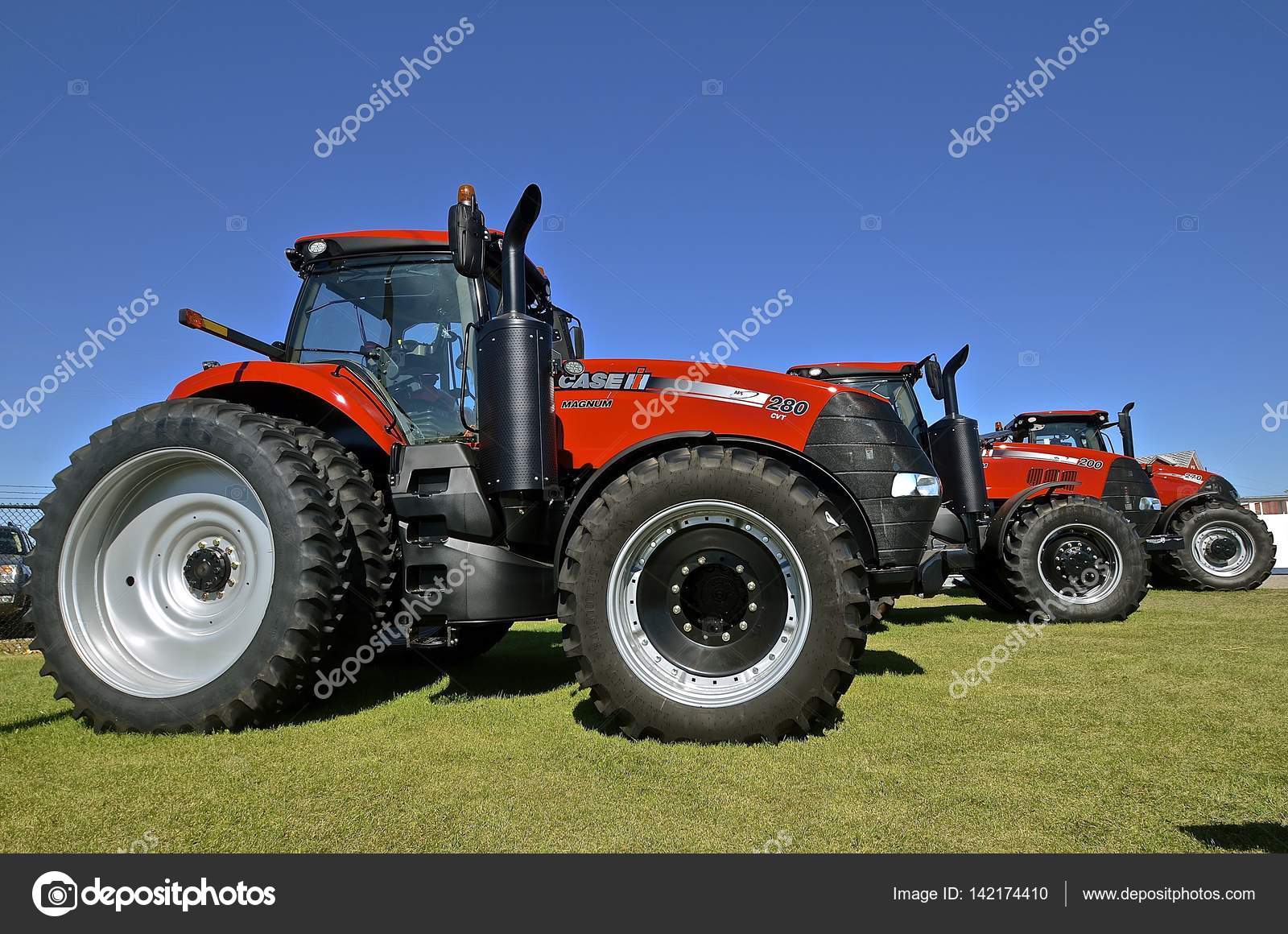 Nuevo tractor Case IH en pantalla — Foto editorial de stock #142174410 ...