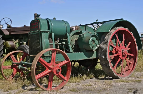 Old rusty Hart Parr tractor – Stock Editorial Photo © fiskness #104998996