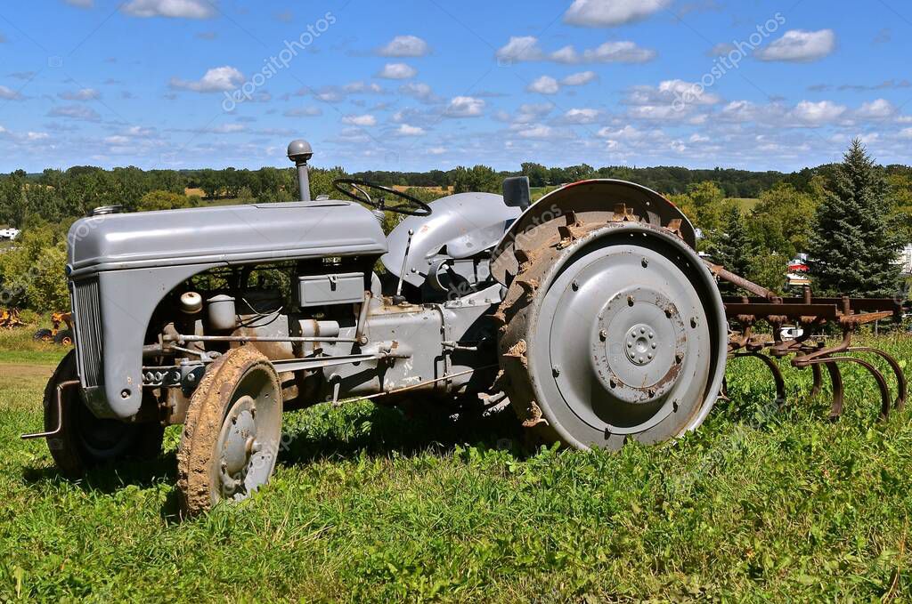 ROLLAG, MINNESOTA, 30 de agosto de 2019: El viejo tractor de la serie ...
