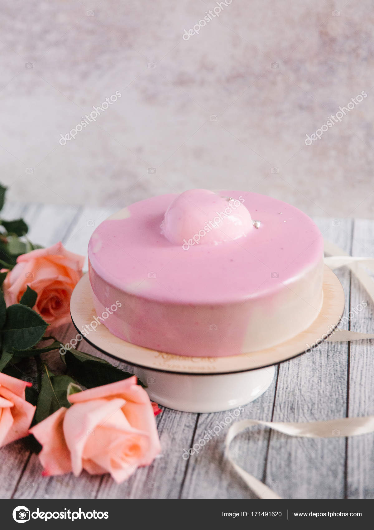 Pink cake and roses — Stock Photo © tytbil88 #171491620