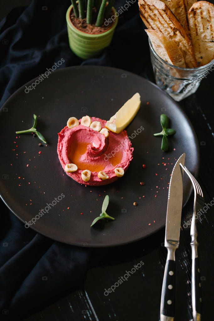 Humus complementado con avellanas, semillas de girasol germinadas ...