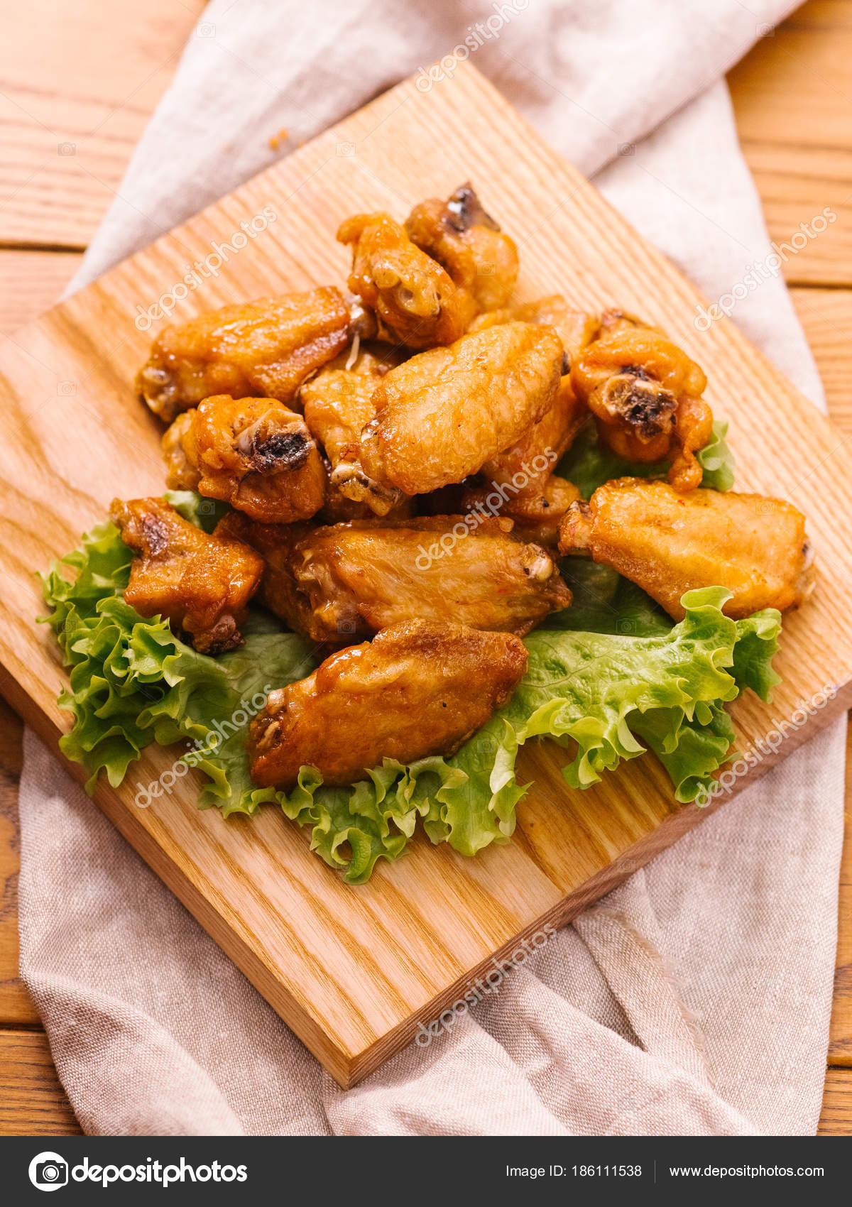 Deep Fried Chicken Wings Served Lettuce Wooden Cutting Board — Stock ...