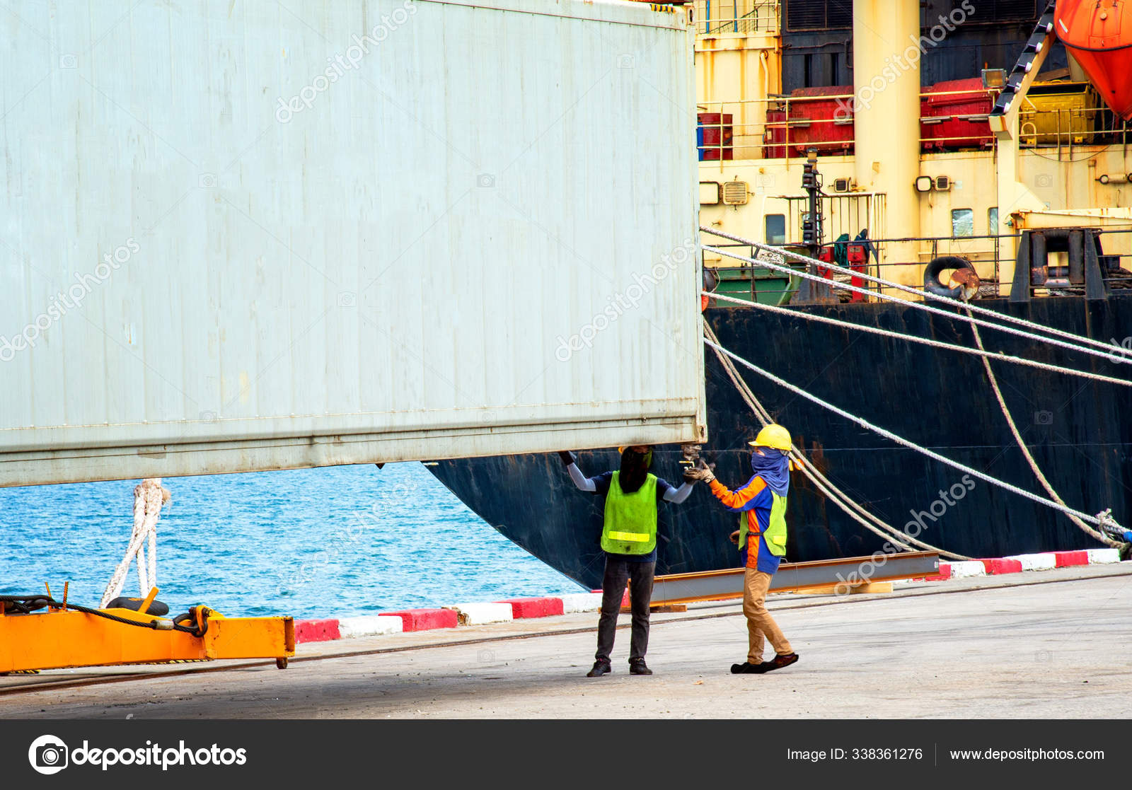 Stevedore Labor Working Fitting Refer Container Shoe Locking Cone Ready ...