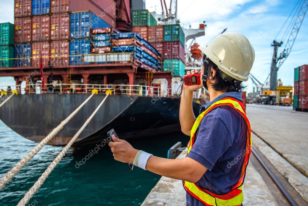 jefe de carga, controlador portuario a cargo del envío de contenedores ...