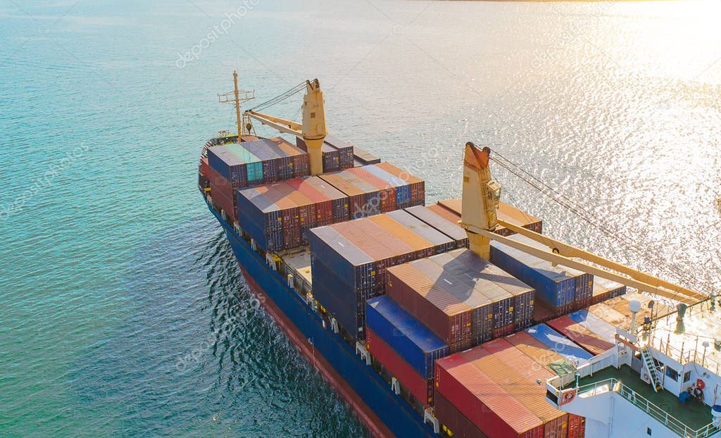 buque portacontenedores que navega por la ruta marítima, transporte de ...