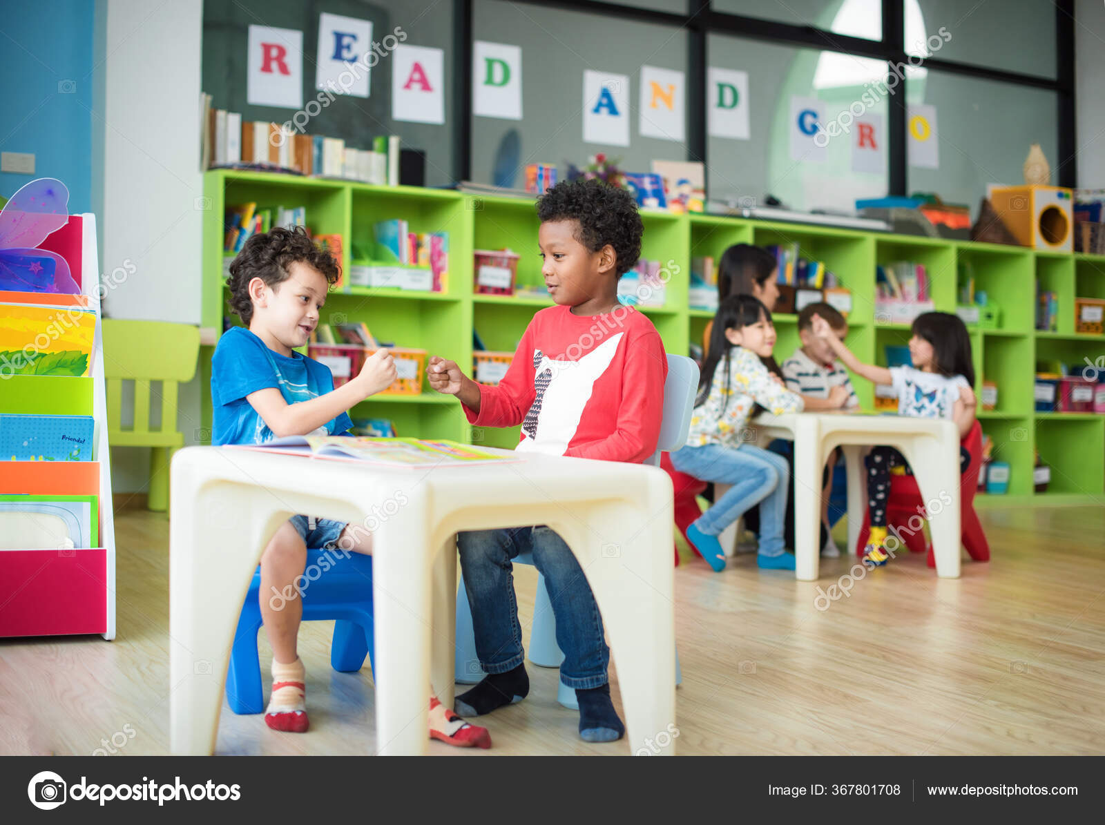 Kids Kindergartner Group Preschool Playing Attention Learning Drawing ...