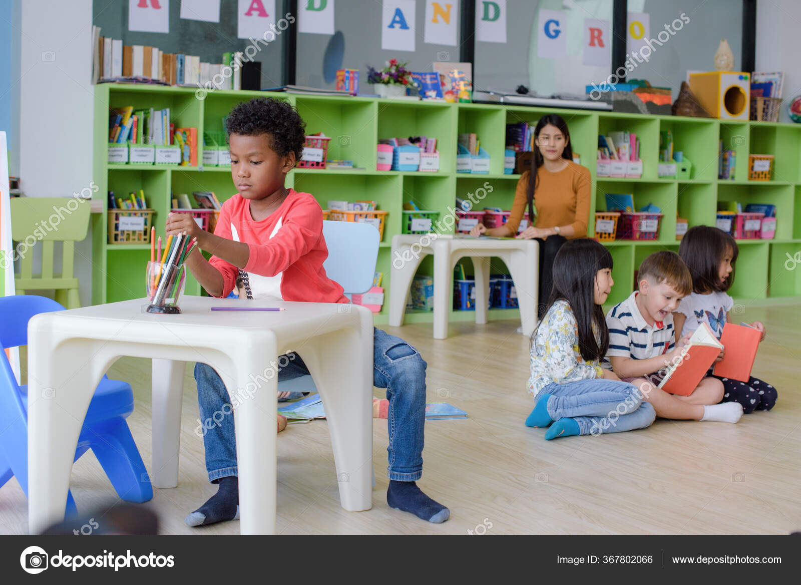 Niños En Edad Preescolar Jugando Juntos